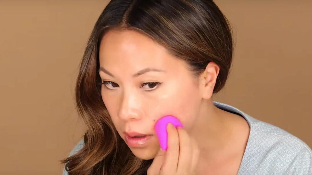 How To Use A Makeup Sponge Like A Pro (Infographic)